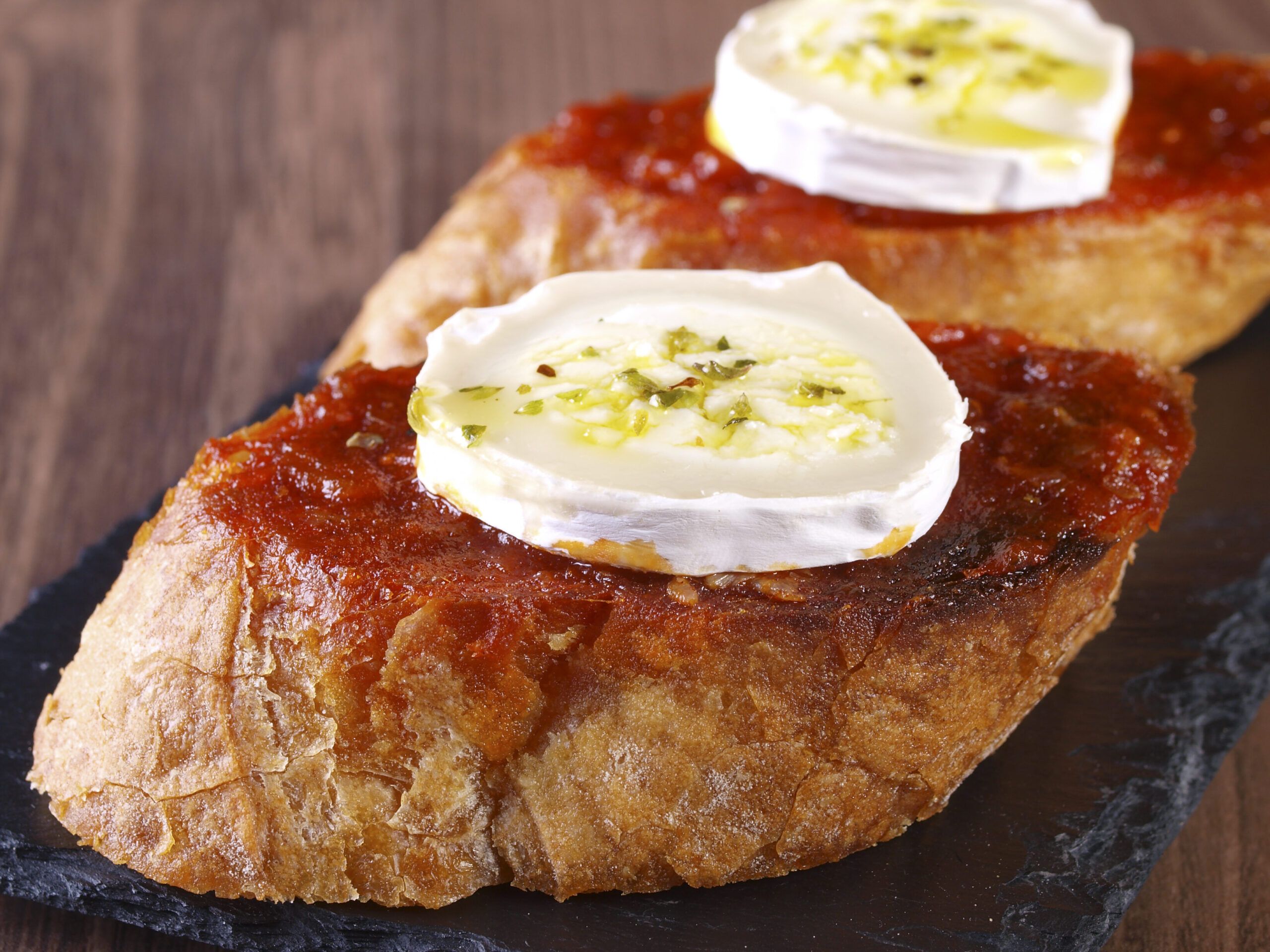 Canapés de sobrasada, queso y miel: Receta fácil y deliciosa