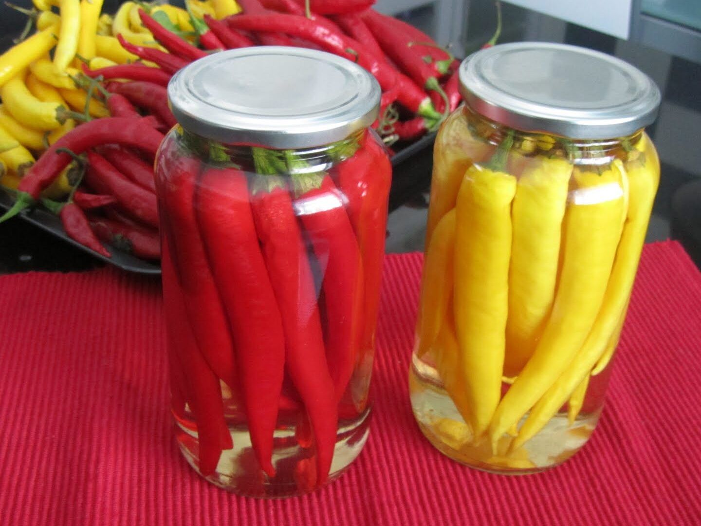 Cómo hacer guindillas en vinagre caseros: receta paso a paso