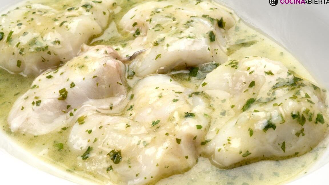 Cómo hacer kokotxas de bacalao en salsa verde | Receta tradicional